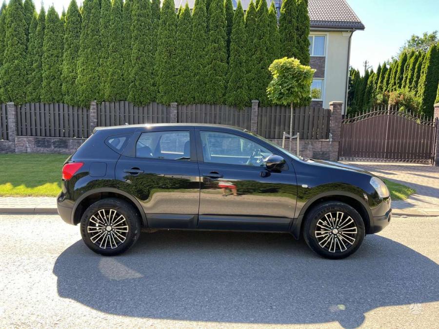 Black Nissan Qashqai 2008 in Vilnius, with an engine capacity of 2.00 L and mileage of 160 thousand km for 2999 €, photo 8 on AUTOMOTO.COM.LV