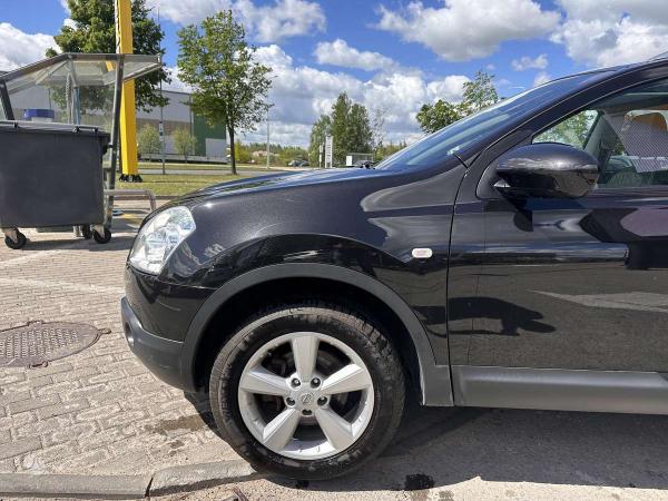 Black Nissan Qashqai 2009 in Siauliai, with an engine capacity of 1.50 L and mileage of 253 thousand km for 4300 €, photo 6 on AUTOMOTO.COM.LV
