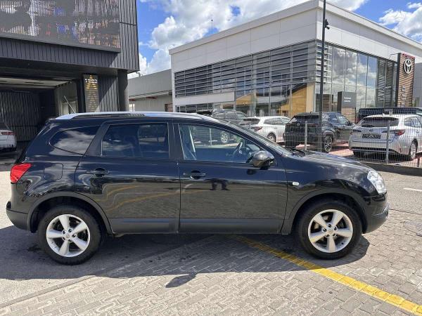 Black Nissan Qashqai 2009 in Siauliai, with an engine capacity of 1.50 L and mileage of 253 thousand km for 4300 €, photo 7 on AUTOMOTO.COM.LV