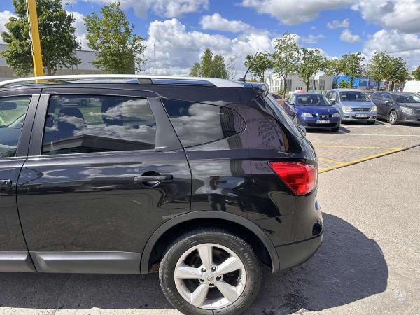 Black Nissan Qashqai 2009 in Siauliai, with an engine capacity of 1.50 L and mileage of 253 thousand km for 4300 €, photo 9 on AUTOMOTO.COM.LV