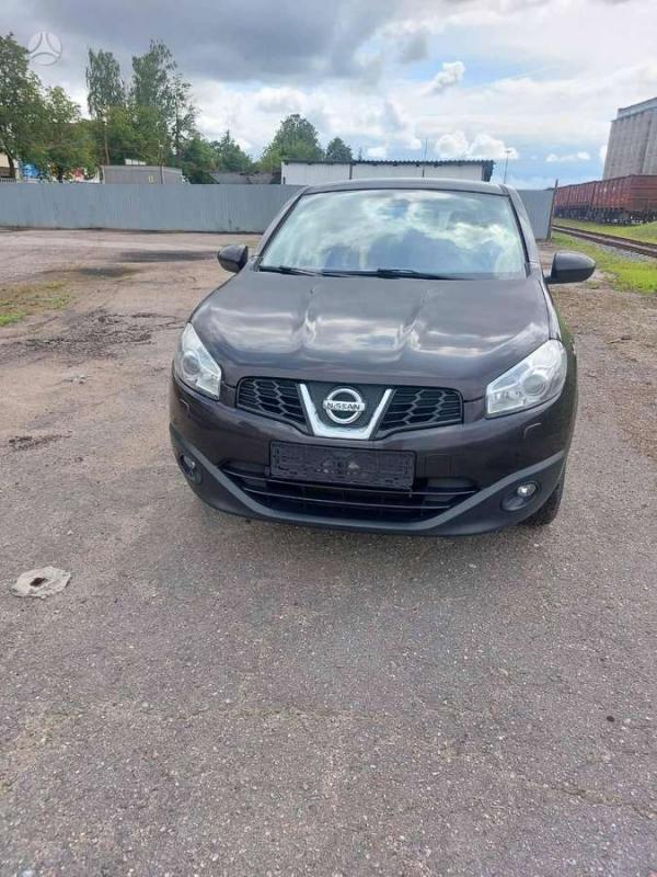 Black Nissan Qashqai 2011 in Marijampole, with an engine capacity of 1.60 L and mileage of 292 thousand km for 4250 €, photo 1 on AUTOMOTO.COM.LV