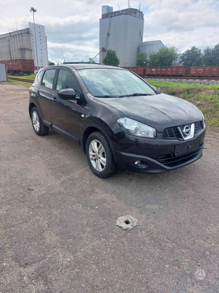 Black Nissan Qashqai 2011 in Marijampole, with an engine capacity of 1.60 L and mileage of 292 thousand km for 4250 €, photo 2 on AUTOMOTO.COM.LV