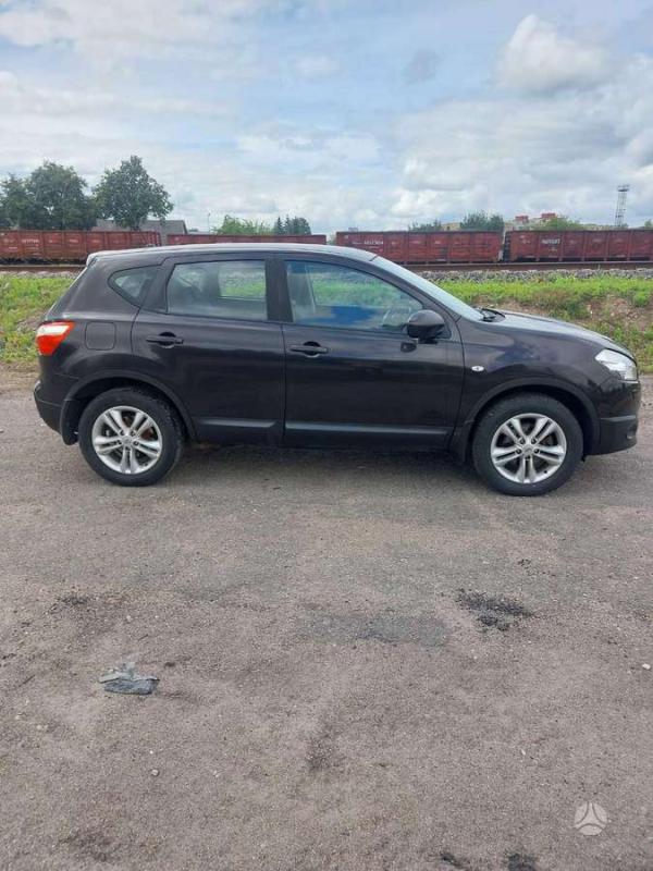 Black Nissan Qashqai 2011 in Marijampole, with an engine capacity of 1.60 L and mileage of 292 thousand km for 4250 €, photo 3 on AUTOMOTO.COM.LV