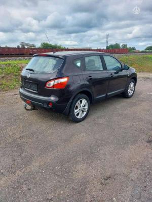 Black Nissan Qashqai 2011 in Marijampole, with an engine capacity of 1.60 L and mileage of 292 thousand km for 4250 €, photo 4 on AUTOMOTO.COM.LV