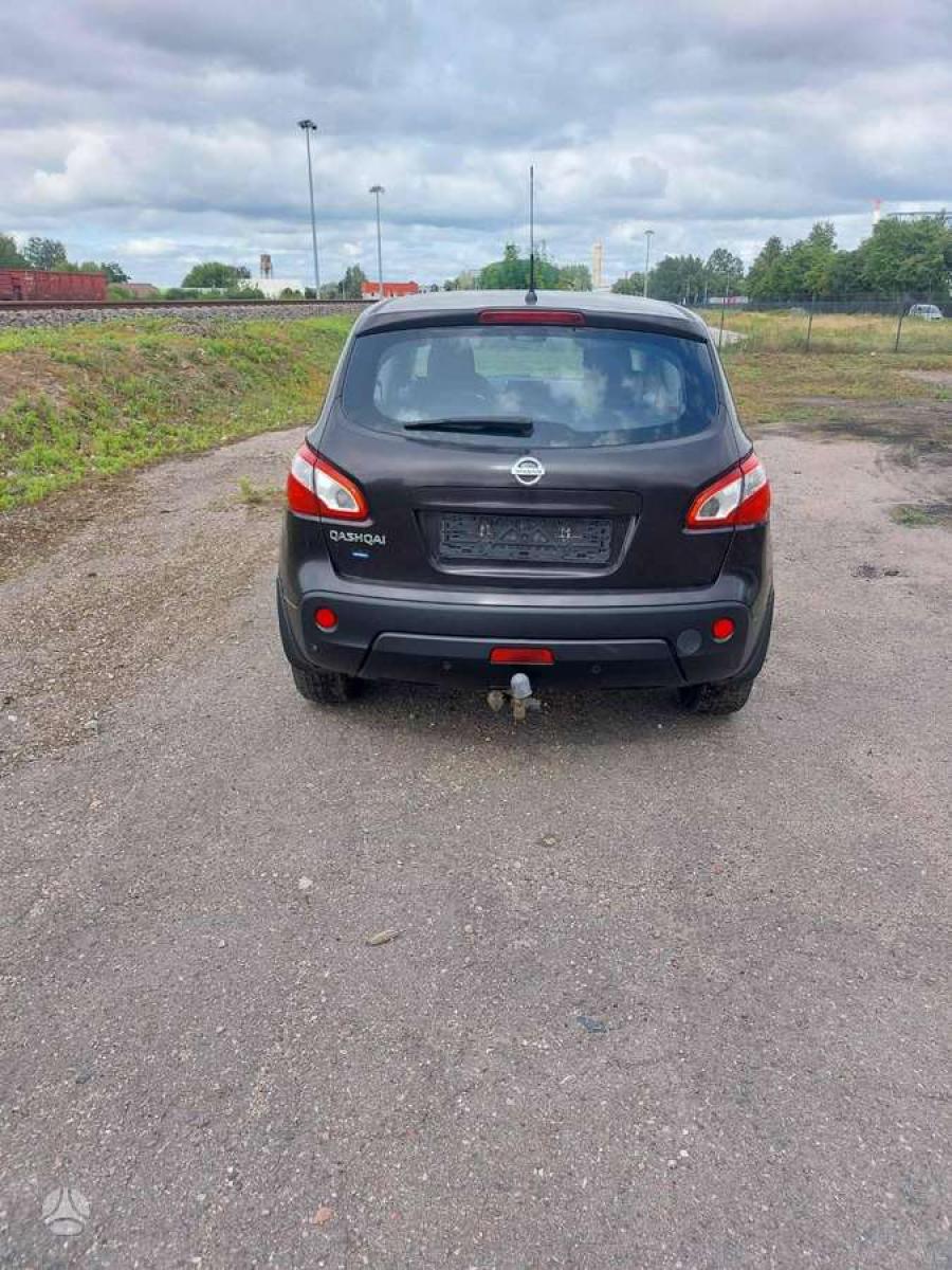 Black Nissan Qashqai 2011 in Marijampole, with an engine capacity of 1.60 L and mileage of 292 thousand km for 4250 €, photo 5 on AUTOMOTO.COM.LV
