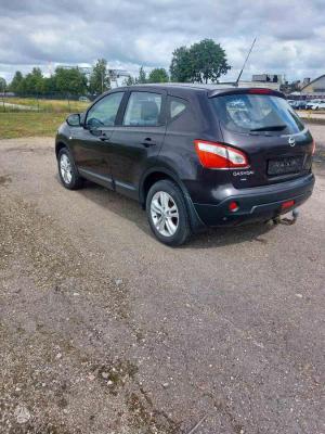 Black Nissan Qashqai 2011 in Marijampole, with an engine capacity of 1.60 L and mileage of 292 thousand km for 4250 €, photo 6 on AUTOMOTO.COM.LV