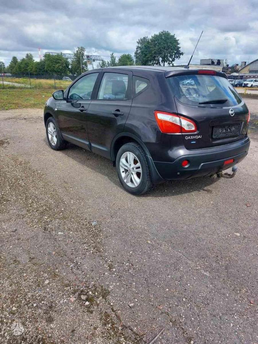 Black Nissan Qashqai 2011 in Marijampole, with an engine capacity of 1.60 L and mileage of 292 thousand km for 4250 €, photo 6 on AUTOMOTO.COM.LV