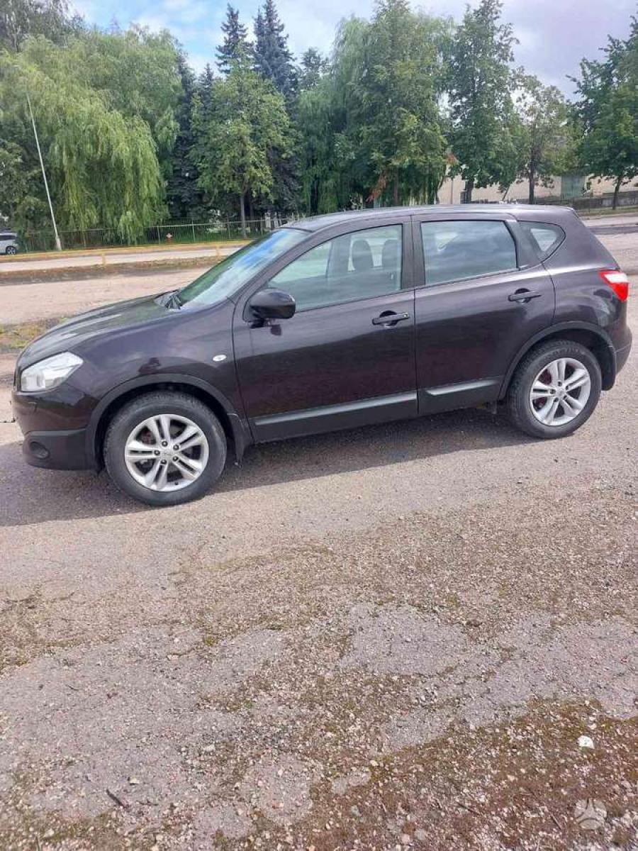 Black Nissan Qashqai 2011 in Marijampole, with an engine capacity of 1.60 L and mileage of 292 thousand km for 4250 €, photo 7 on AUTOMOTO.COM.LV