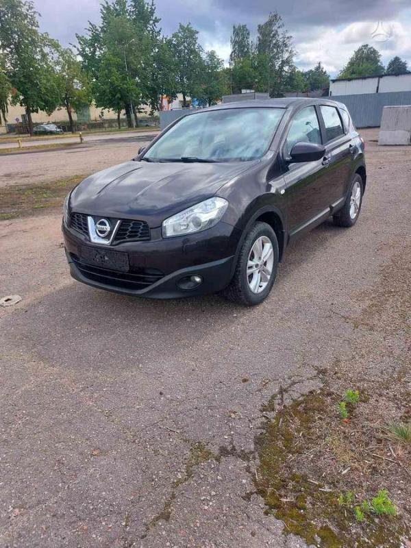 Black Nissan Qashqai 2011 in Marijampole, with an engine capacity of 1.60 L and mileage of 292 thousand km for 4250 €, photo 8 on AUTOMOTO.COM.LV