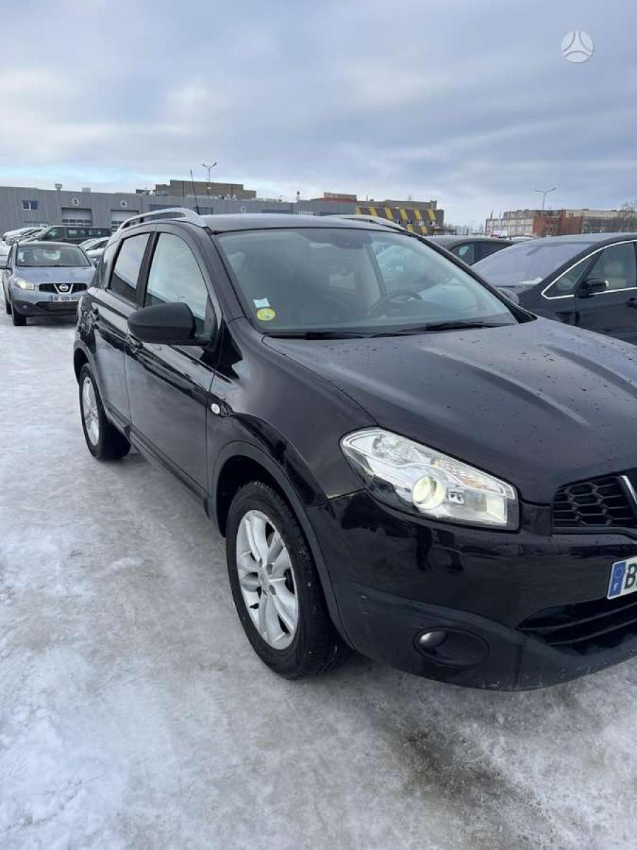 Black Nissan Qashqai 2011 in Taurage, with an engine capacity of 1.46 L and mileage of 238 thousand km for 4400 €, photo 6 on AUTOMOTO.COM.LV