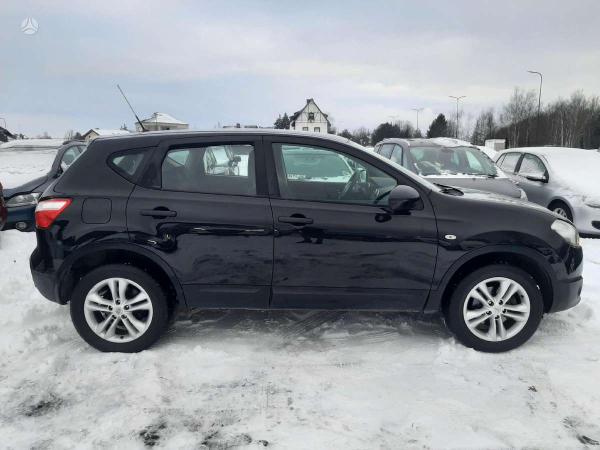 Black Nissan Qashqai 2012 in Kaunas, with an engine capacity of 1.50 L and mileage of 172 thousand km for 5450 €, photo 5 on AUTOMOTO.COM.LV