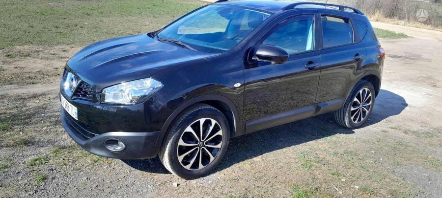 Black Nissan Qashqai 2013 in Kaunas, with an engine capacity of 1.60 L and mileage of 190 thousand km for 5850 €, photo 1 on AUTOMOTO.COM.LV