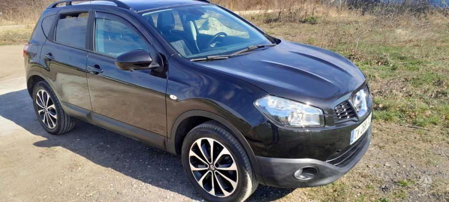 Black Nissan Qashqai 2013 in Kaunas, with an engine capacity of 1.60 L and mileage of 190 thousand km for 5850 €, photo 3 on AUTOMOTO.COM.LV
