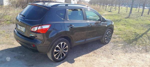 Black Nissan Qashqai 2013 in Kaunas, with an engine capacity of 1.60 L and mileage of 190 thousand km for 5850 €, photo 4 on AUTOMOTO.COM.LV