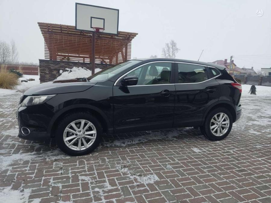 Black Nissan Qashqai 2014 in Pakruojis, with an engine capacity of 1.20 L and mileage of 198 thousand km for 6450 €, photo 5 on AUTOMOTO.COM.LV