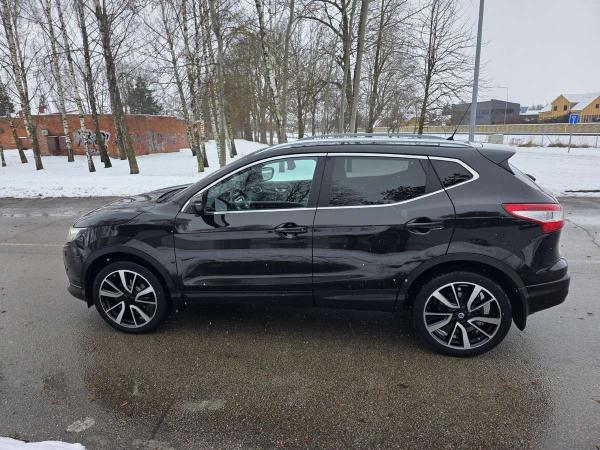 Black Nissan Qashqai 2016 in Marijampole, with an engine capacity of 1.46 L and mileage of 212 thousand km for 8990 €, photo 6 on AUTOMOTO.COM.LV