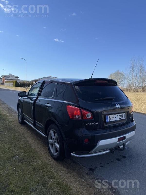 Black Nissan Qashqai 2008 in Riga, with an engine capacity of 2.00 L and mileage of 332 thousand km for 2900 €, photo 4 on AUTOMOTO.COM.LV