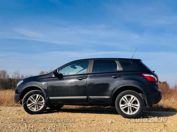 Black Nissan Qashqai 2013 in Tallinn, with an engine capacity of 2.00 L and mileage of 127 thousand km for 6650 €, photo 4 on AUTOMOTO.COM.LV