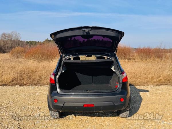 Black Nissan Qashqai 2013 in Tallinn, with an engine capacity of 2.00 L and mileage of 127 thousand km for 6650 €, photo 7 on AUTOMOTO.COM.LV