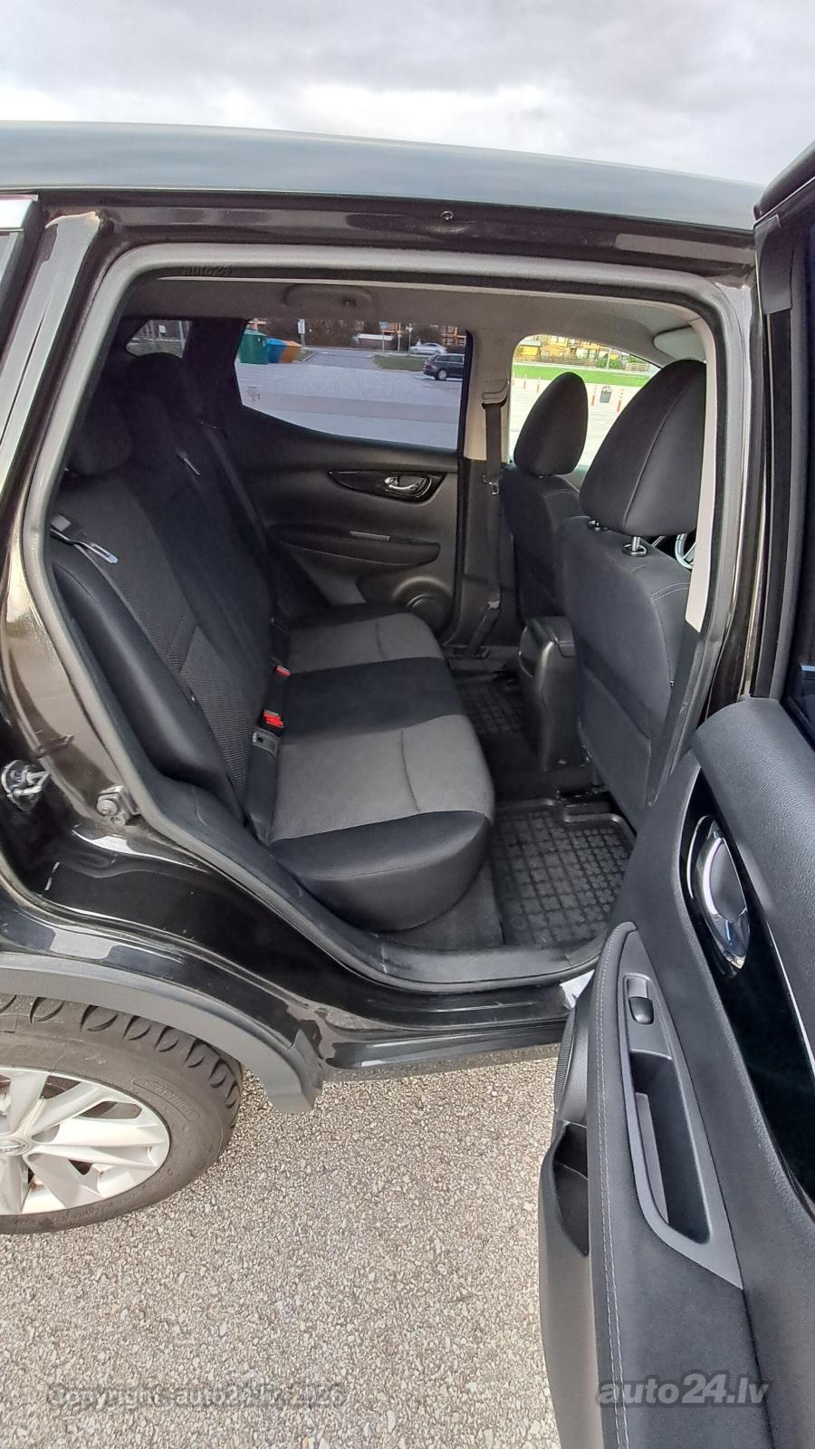 Black Nissan Qashqai 2015 in Tartu, with an engine capacity of 1.20 L and mileage of 108 thousand km for 7900 €, photo 10 on AUTOMOTO.COM.LV