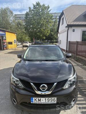 Black Nissan Qashqai 2016 in Riga, with an engine capacity of 1.60 L and mileage of 118 thousand km for 9750 €, photo 3 on AUTOMOTO.COM.LV
