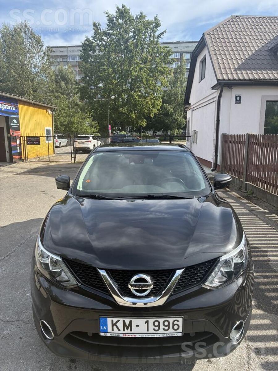 Black Nissan Qashqai 2016 in Riga, with an engine capacity of 1.60 L and mileage of 118 thousand km for 9750 €, photo 3 on AUTOMOTO.COM.LV