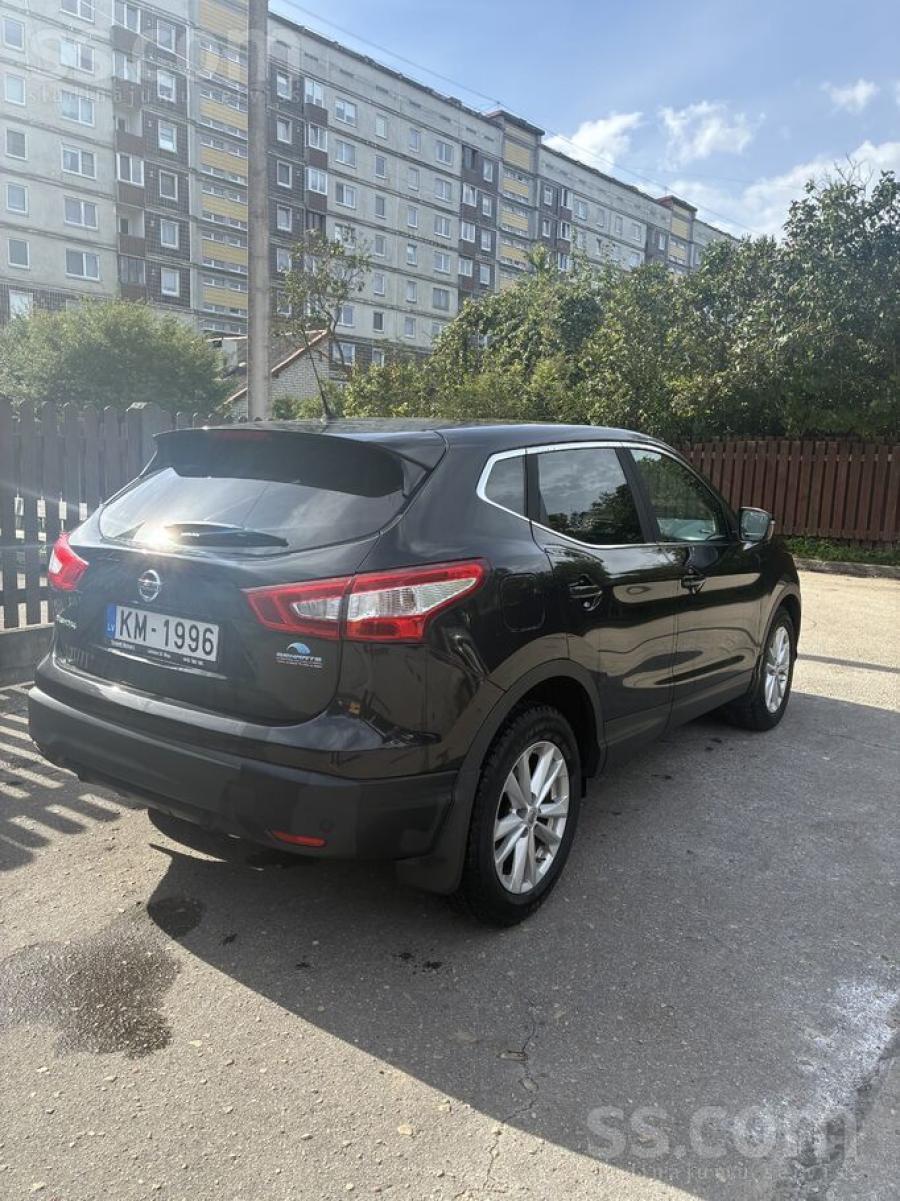 Black Nissan Qashqai 2016 in Riga, with an engine capacity of 1.60 L and mileage of 118 thousand km for 9750 €, photo 5 on AUTOMOTO.COM.LV