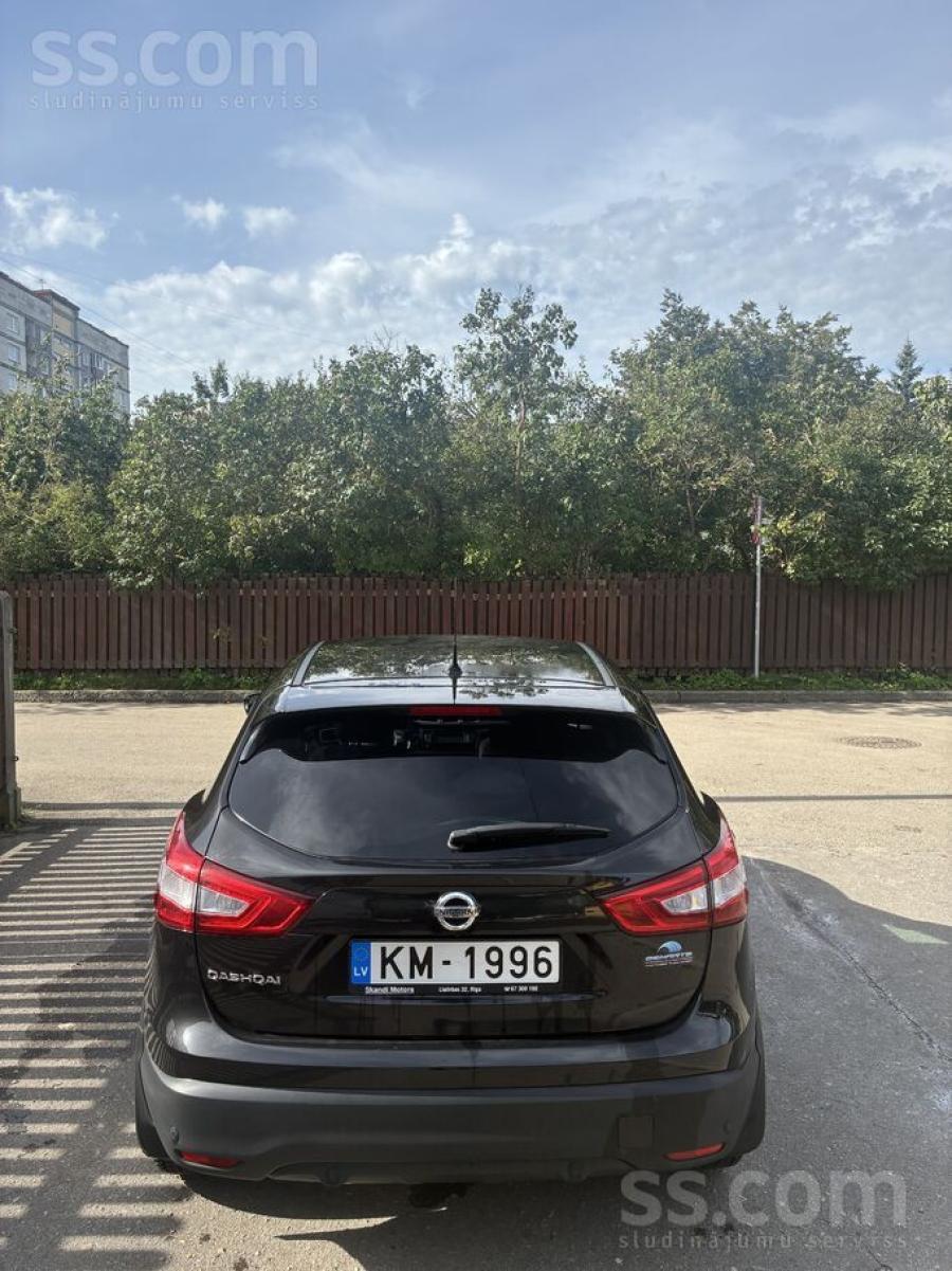 Black Nissan Qashqai 2016 in Riga, with an engine capacity of 1.60 L and mileage of 118 thousand km for 9750 €, photo 6 on AUTOMOTO.COM.LV