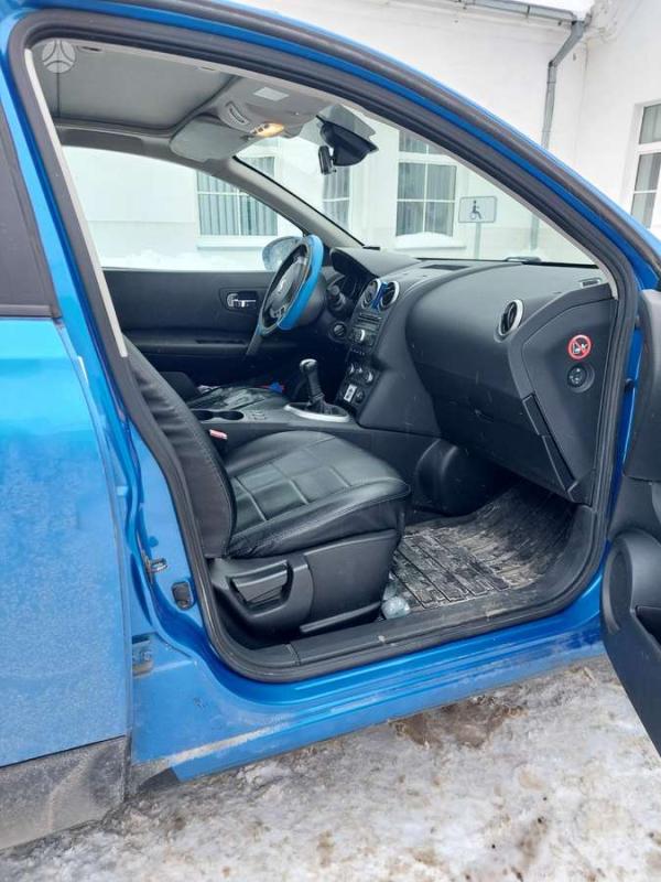 Blue Nissan Qashqai 2008 in Mazeikiai, with an engine capacity of 1.60 L and mileage of 290 thousand km for 3190 €, photo 7 on AUTOMOTO.COM.LV