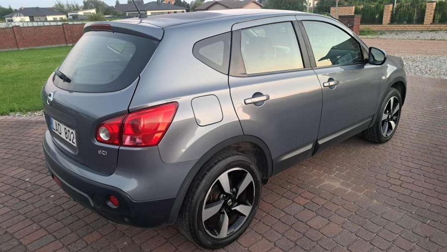 Blue Nissan Qashqai 2008 in Taurage, with an engine capacity of 1.46 L and mileage of 172 thousand km for 3300 €, photo 5 on AUTOMOTO.COM.LV