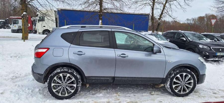 Blue Nissan Qashqai 2012 in Taurage, with an engine capacity of 1.60 L and mileage of 240 thousand km for 4700 €, photo 3 on AUTOMOTO.COM.LV
