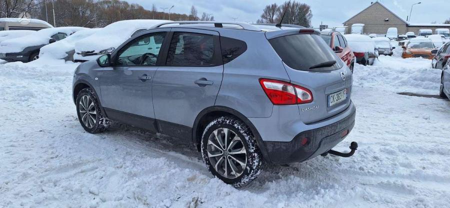 Blue Nissan Qashqai 2012 in Taurage, with an engine capacity of 1.60 L and mileage of 240 thousand km for 4700 €, photo 4 on AUTOMOTO.COM.LV