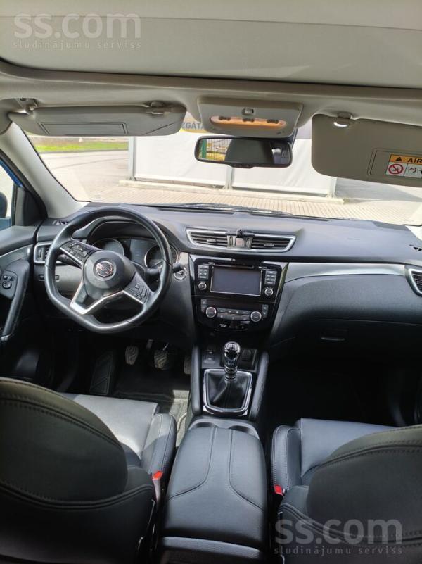 Blue Nissan Qashqai 2018 in Cesis, with an engine capacity of 1.60 L and mileage of 184 thousand km for 12700 €, photo 5 on AUTOMOTO.COM.LV