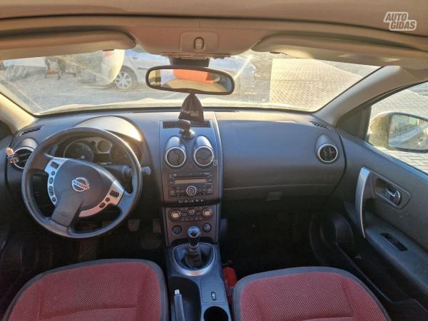 Brown Nissan Qashqai 2008 in Kaunas, with an engine capacity of 1.50 L and mileage of 301 thousand km for 1300 €, photo 3 on AUTOMOTO.COM.LV