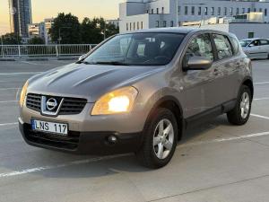 Brown Nissan Qashqai 2008 in Vilnius, with an engine capacity of 2.00 L and mileage of 323 thousand km for 2500 €, photo  on AUTOMOTO.COM.LV