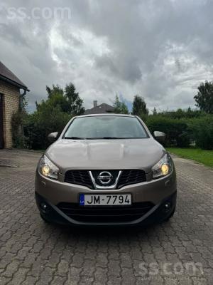Brown Nissan Qashqai 2011 in Riga, with an engine capacity of 1.60 L and mileage of 210 thousand km for 5000 €, photo  on AUTOMOTO.COM.LV