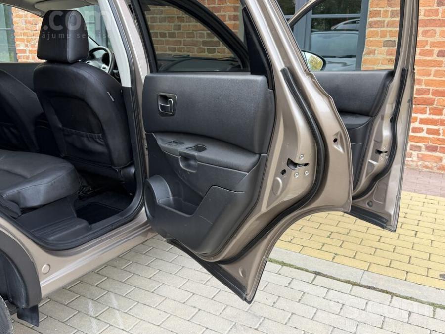 Brown Nissan Qashqai 2011 in Riga, with an engine capacity of 2.00 L and mileage of 212 thousand km for 6450 €, photo 14 on AUTOMOTO.COM.LV