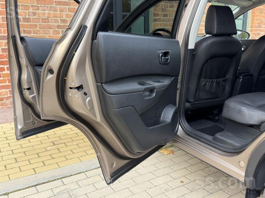 Brown Nissan Qashqai 2011 in Riga, with an engine capacity of 2.00 L and mileage of 212 thousand km for 6450 €, photo 15 on AUTOMOTO.COM.LV