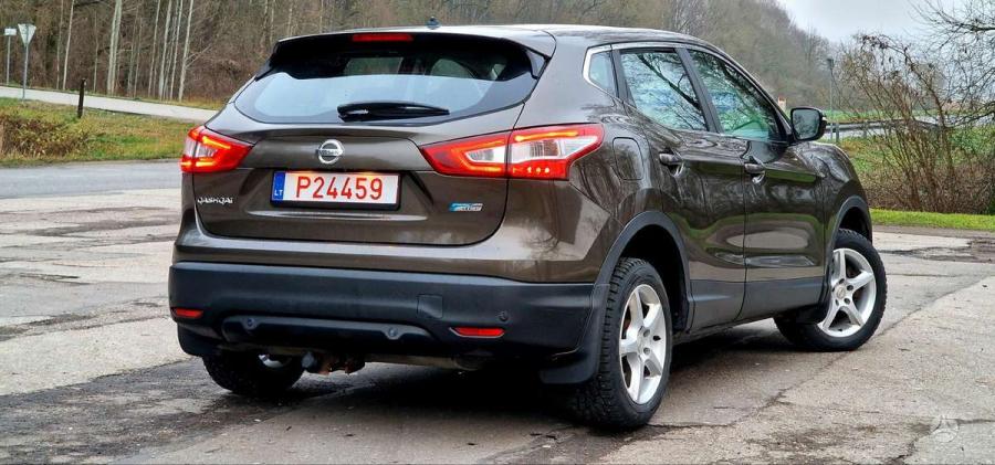 Brown Nissan Qashqai 2014 in Prienai, with an engine capacity of 1.60 L and mileage of 330 thousand km for 7950 €, photo 5 on AUTOMOTO.COM.LV