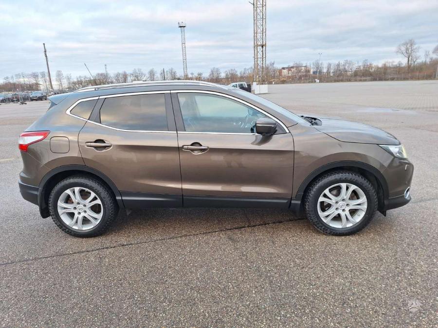 Brown Nissan Qashqai 2014 in Marijampole, with an engine capacity of 1.20 L and mileage of 142 thousand km for 6999 €, photo 3 on AUTOMOTO.COM.LV