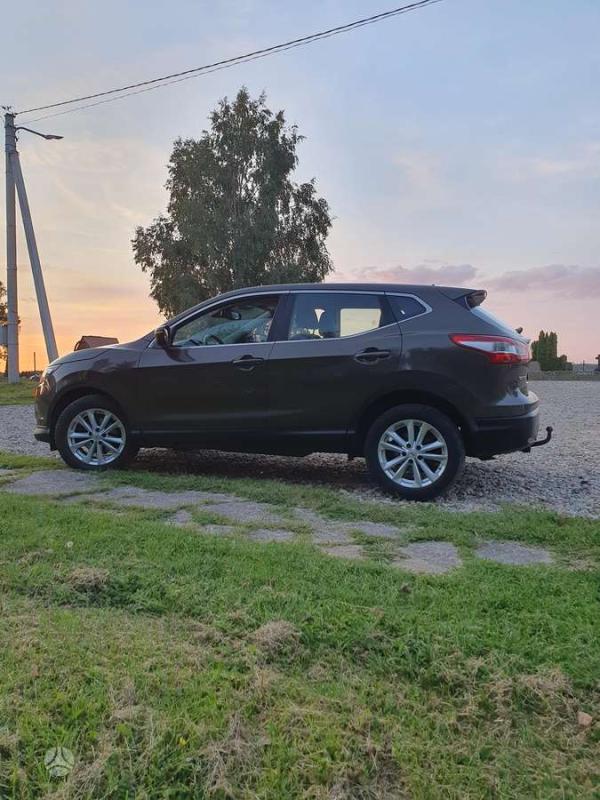 Brown Nissan Qashqai 2014 in Vilnius, with an engine capacity of 1.60 L and mileage of 293 thousand km for 5200 €, photo 4 on AUTOMOTO.COM.LV