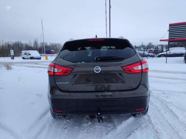 Brown Nissan Qashqai 2015 in Ukmerge, with an engine capacity of 1.20 L and mileage of 230 thousand km for 7750 €, photo 3 on AUTOMOTO.COM.LV