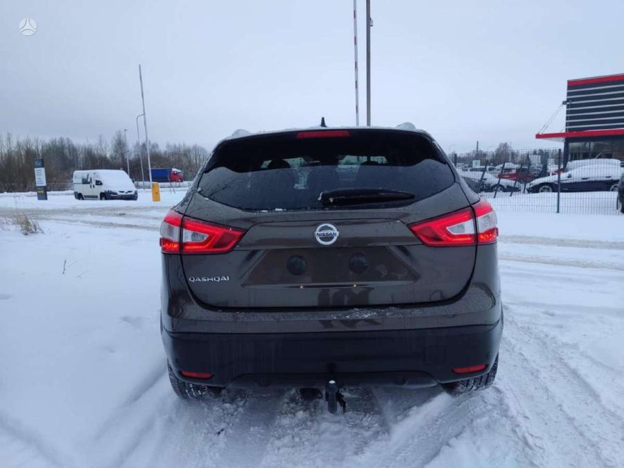 Brown Nissan Qashqai 2015 in Ukmerge, with an engine capacity of 1.20 L and mileage of 230 thousand km for 7750 €, photo 3 on AUTOMOTO.COM.LV