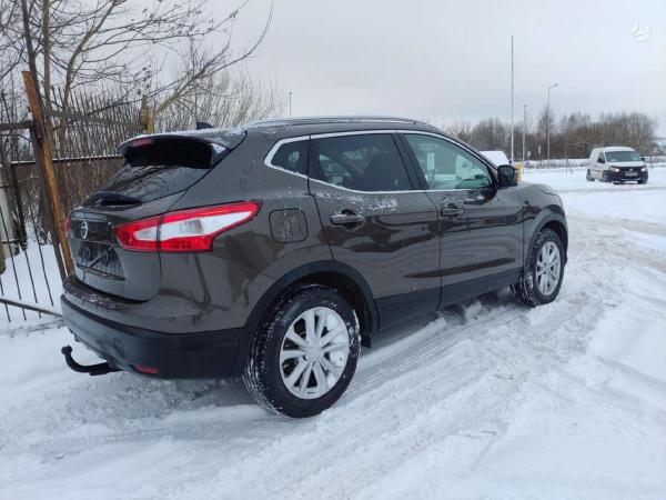 Brown Nissan Qashqai 2015 in Ukmerge, with an engine capacity of 1.20 L and mileage of 230 thousand km for 7750 €, photo 5 on AUTOMOTO.COM.LV
