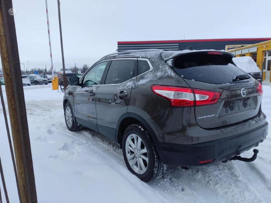 Brown Nissan Qashqai 2015 in Ukmerge, with an engine capacity of 1.20 L and mileage of 230 thousand km for 7750 €, photo 6 on AUTOMOTO.COM.LV