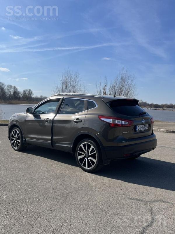 Brown Nissan Qashqai 2015 in Riga, with an engine capacity of 1.60 L and mileage of 0 thousand km for 11850 €, photo 3 on AUTOMOTO.COM.LV