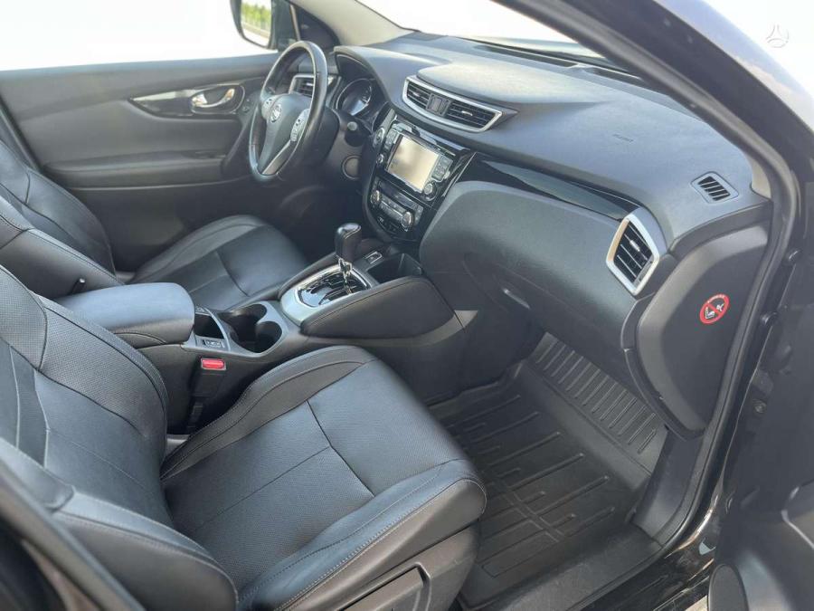 Brown Nissan Qashqai 2015 in Vilnius, with an engine capacity of 1.60 L and mileage of 153 thousand km for 8999 €, photo 13 on AUTOMOTO.COM.LV