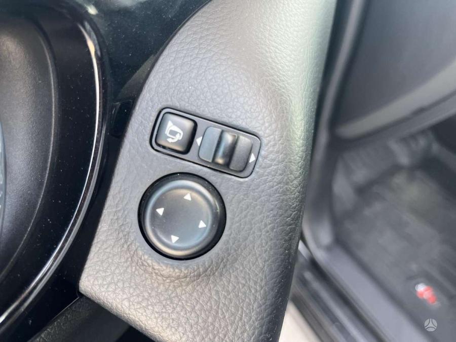 Brown Nissan Qashqai 2015 in Vilnius, with an engine capacity of 1.60 L and mileage of 153 thousand km for 8999 €, photo 18 on AUTOMOTO.COM.LV