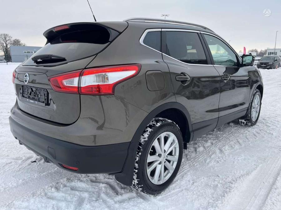 Brown Nissan Qashqai 2016 in Marijampole, with an engine capacity of 1.60 L and mileage of 195 thousand km for 9900 €, photo 4 on AUTOMOTO.COM.LV