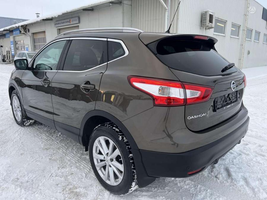 Brown Nissan Qashqai 2016 in Marijampole, with an engine capacity of 1.60 L and mileage of 195 thousand km for 9900 €, photo 5 on AUTOMOTO.COM.LV
